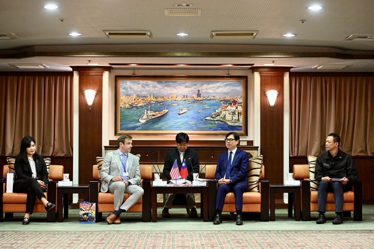 高雄市政府行政暨國際處-史丹佛大學祁凱立博士率學者訪團拜會 陳其邁：台灣堅定守護自由民主、人權價值